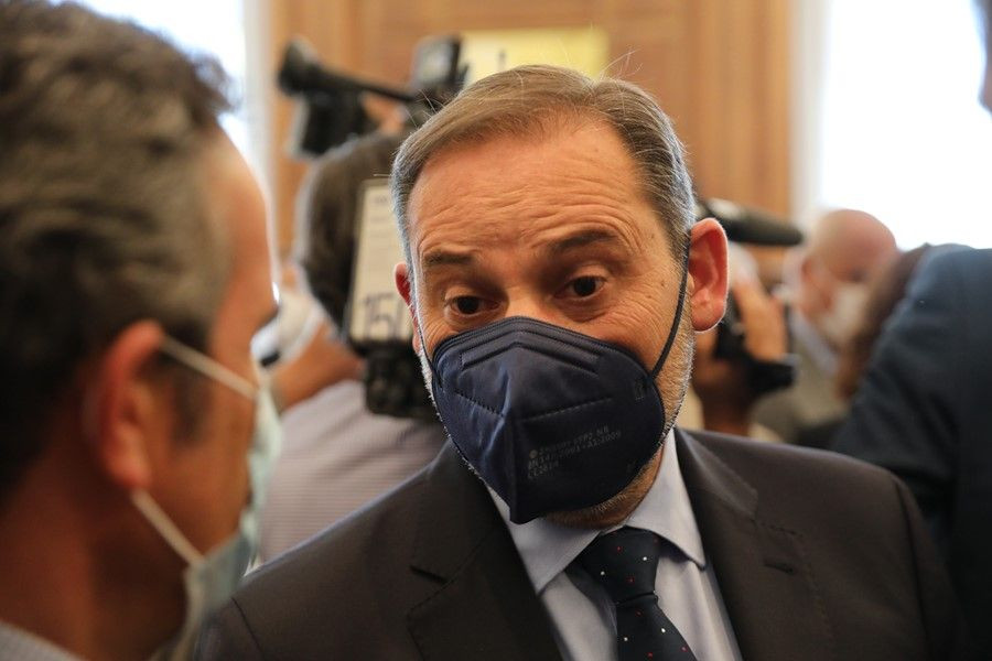 Ábalos dice que conservará "de momento" su escaño en el Congreso y que ...