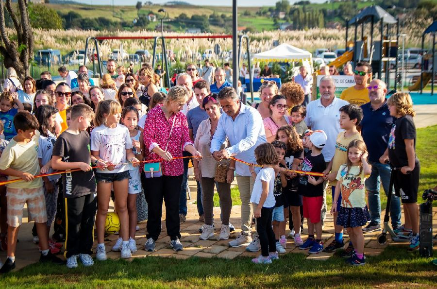 Diego Movellán invita a Esther Bolado a cortar juntos la cinta ...