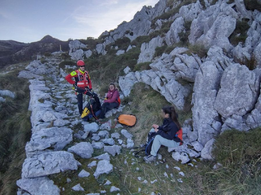 El helicóptero rescata a una senderista tras dañarse el tobillo en una ...
