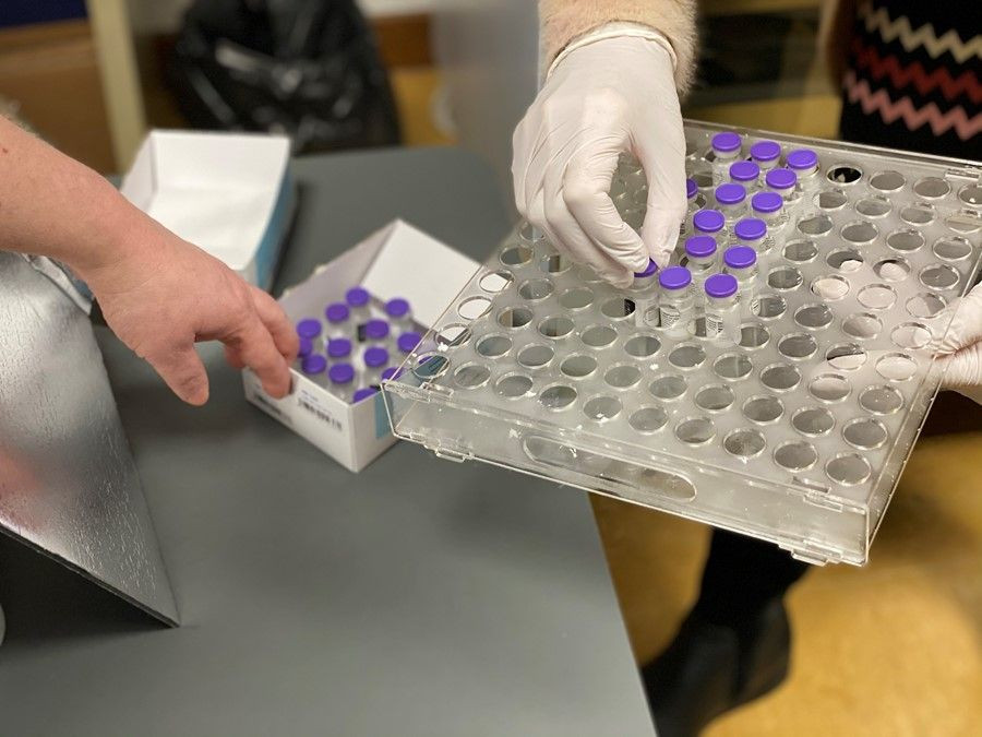 Llegan 5.850 nuevas dosis de Pfizer a Cantabria," a cuenta gotas" que ...